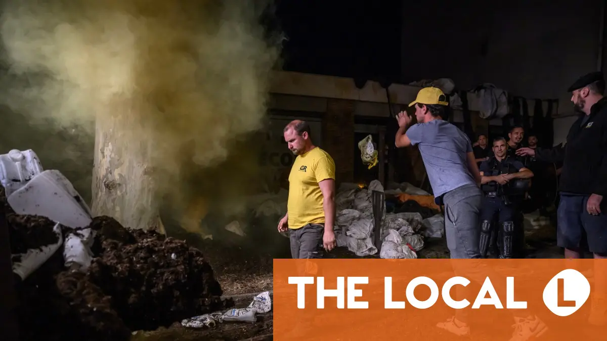 French farmers dump manure and throw eggs in petition counter-protest