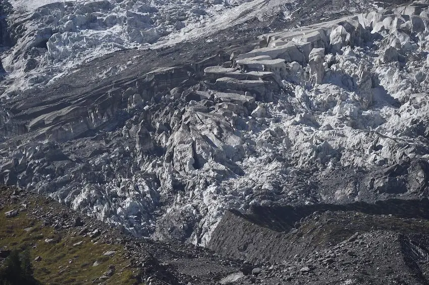 Four hurt and around 100 left stranded after Italy cable car accident