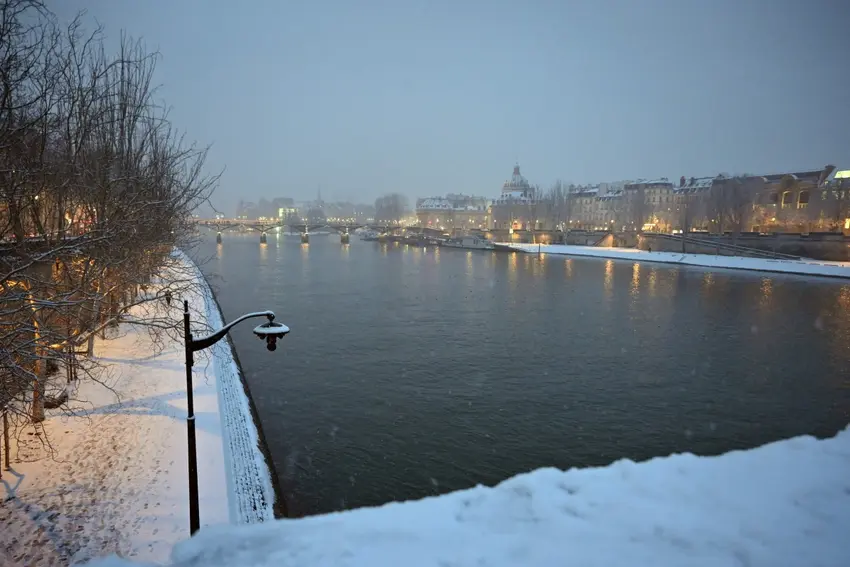Airports close in France as heavy snowfall puts country on alert