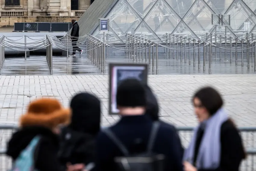 Louvre closes for the day due to strike
