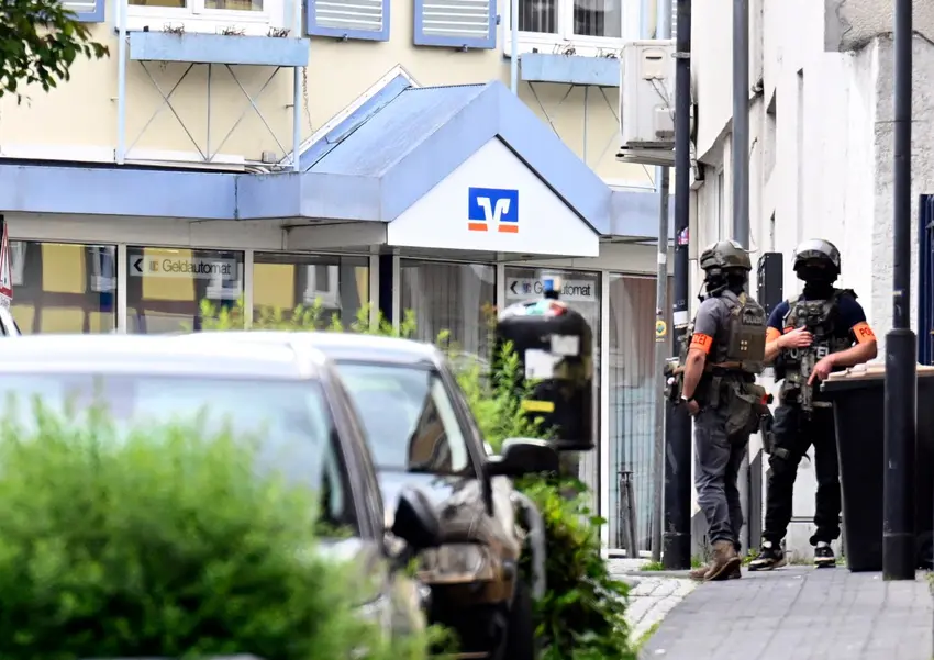 Germany bank robber on the run after hostage scare
