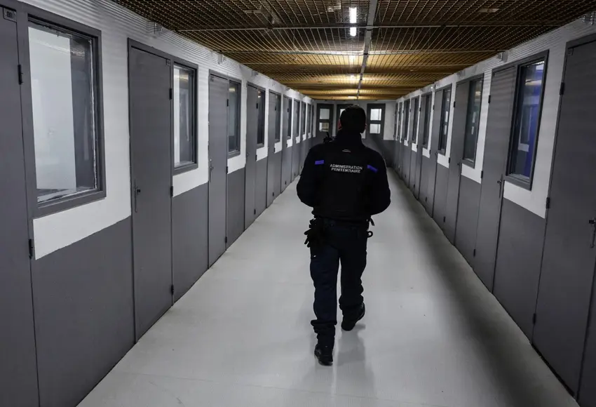 Heatwave makes conditions 'inhumane', say inmates at overcrowded Paris ...